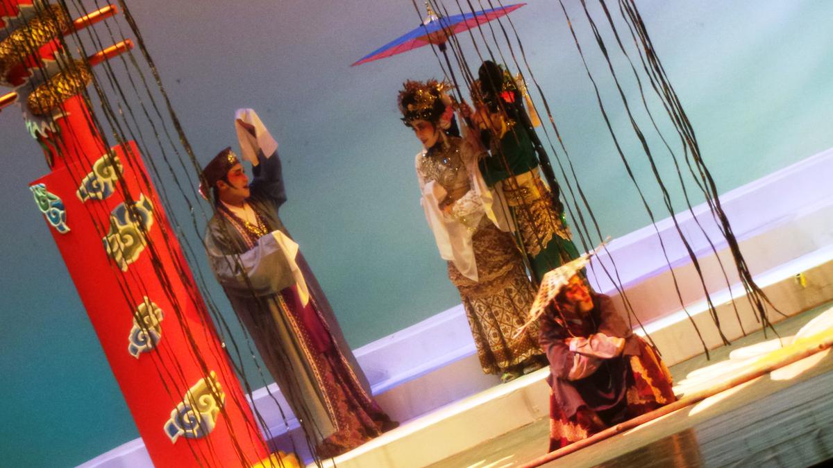 Opera Ular Putih Teater Koma dan Lakon Sebuah Kostum - Fashion & Beauty ...