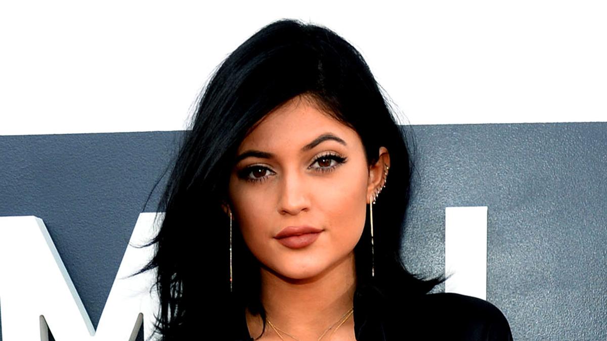 Ulang Tahun ke-18, Kylie Jenner Mendapatkan Kue Tart yang Unik