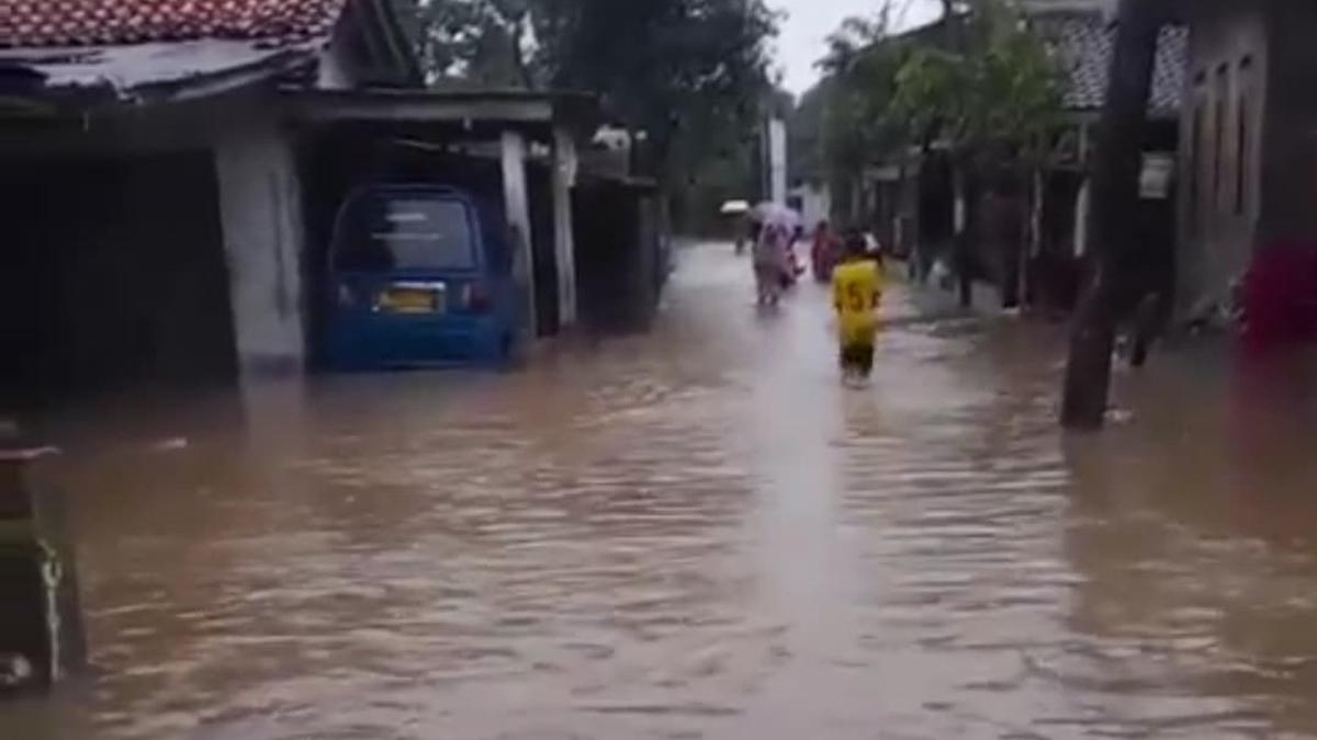 Kali Rawa Kalong Meluap, Ratusan Warga Ciherang Bogor Sempat Terendam ...