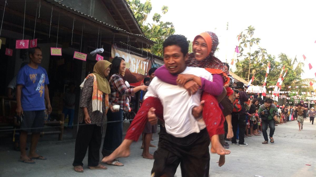 Meriahnya 17-an di Bantul, Ada Lomba Gendong Istri dan Voli Geber ...