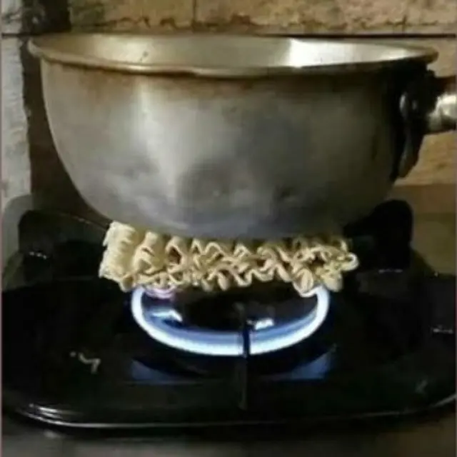 6 Cara Nyeleneh dan Lucu Orang Masak Mi Instan, Berani Coba? - Citizen6 Liputan6.com
