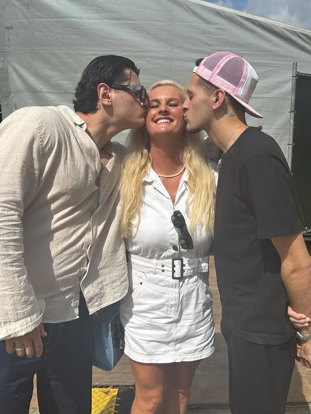 6 Gaya Fashion Ibunda Justin Hubner, Penampilannya di Ulang Tahun ...