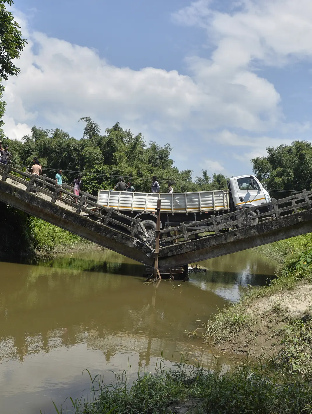 FOTO: Mengerikan, Jembatan Ambruk di Perbatasan India - Bangladesh ...