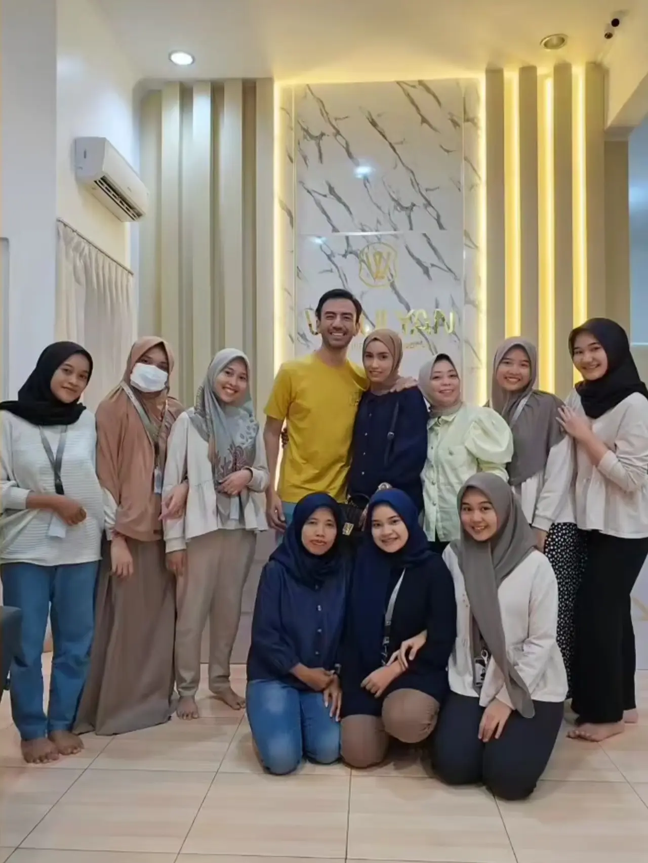 7 Potret Romantis Reza Zakarya dan Amira Setelah Menikah, Nonton Film ...