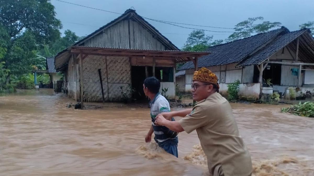 Banjir Rendam Ratusan Rumah Warga Kandangan Banyuwangi - Surabaya Liputan6.com