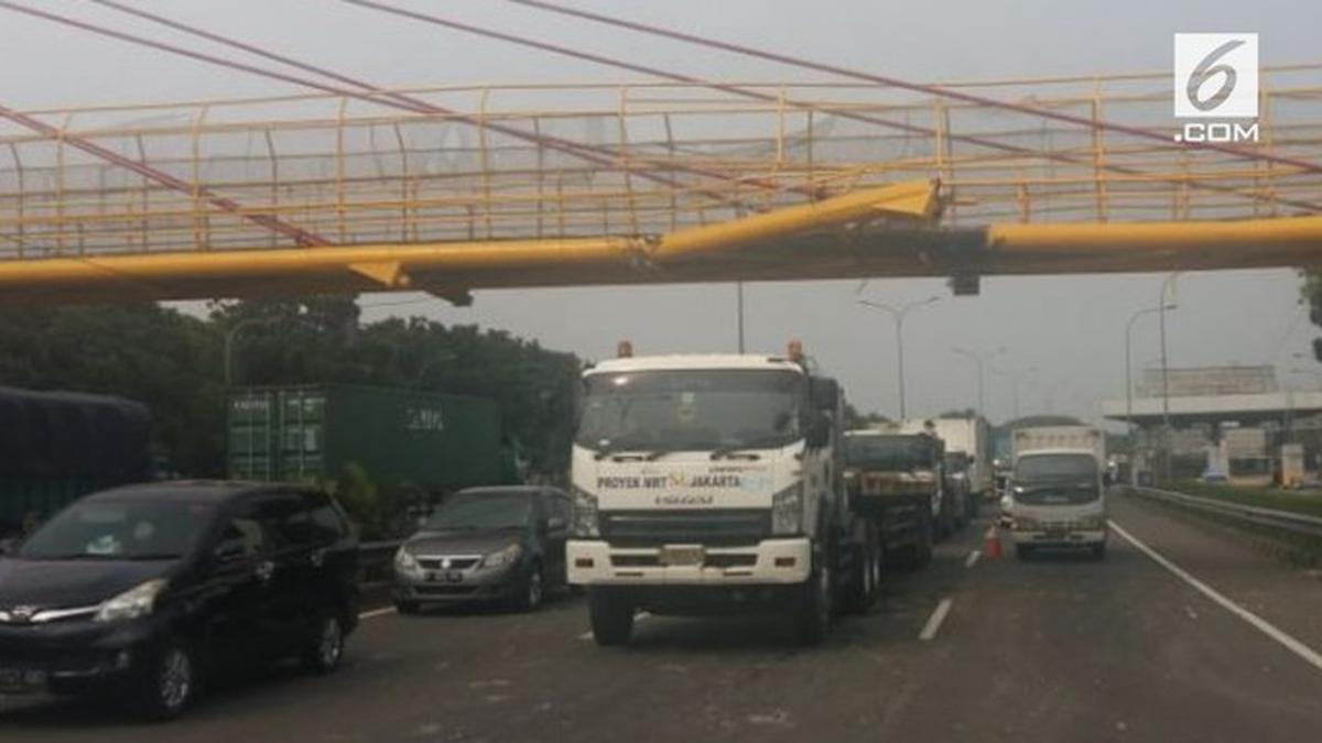 VIDEO: Truk Nyangkut di JPO Tol Bambu Apus, 2 Mobil Rusak - Regional ...