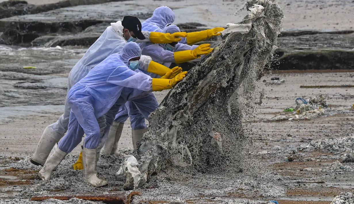 FOTO: Berjibaku dengan Puing-Puing Sisa Kapal yang Terbakar di Sri ...