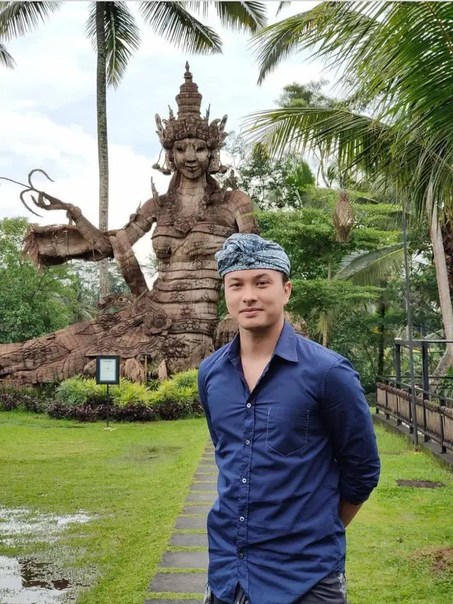 7 Potret Nicholas Saputra Pakai Baju Adat, Auranya Terpancar - Hot Liputan6.com