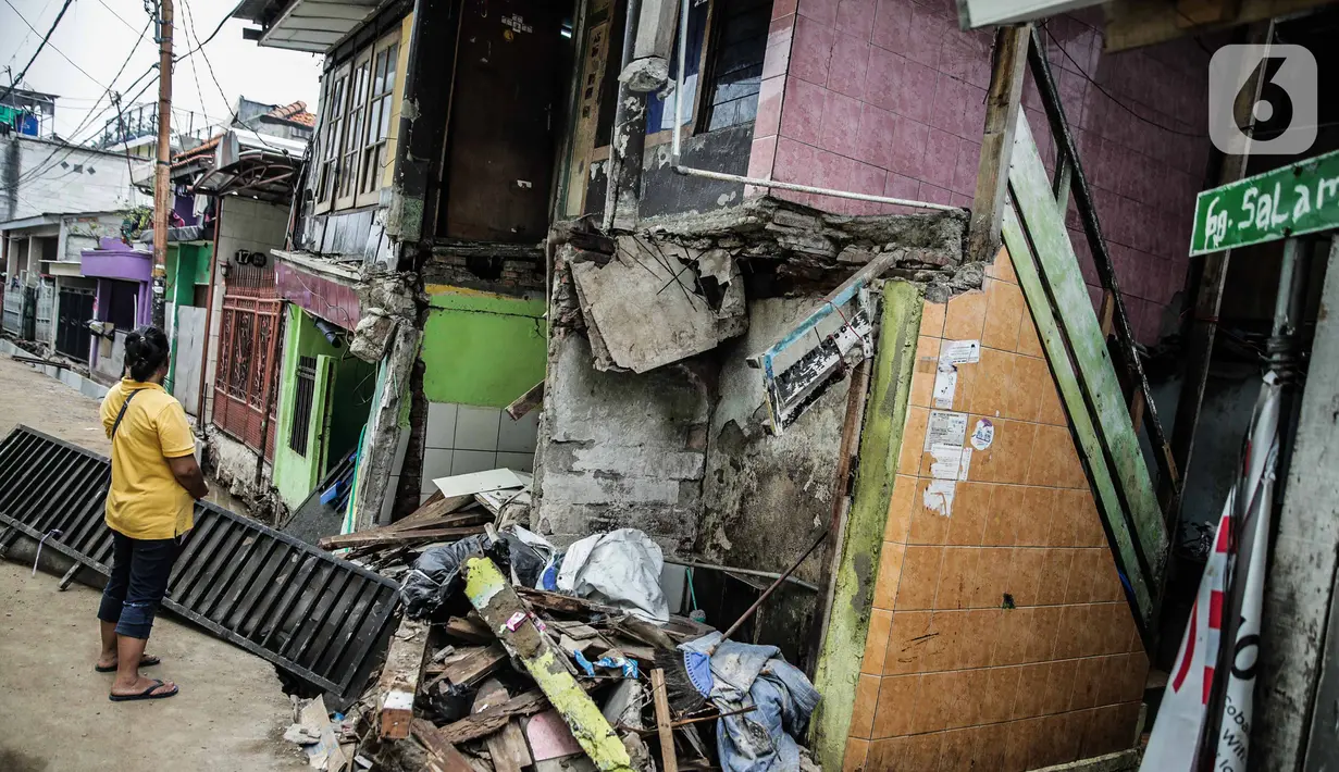 FOTO: Rumah Warga di Matraman Roboh Akibat Pembangunan Saluran Air ...