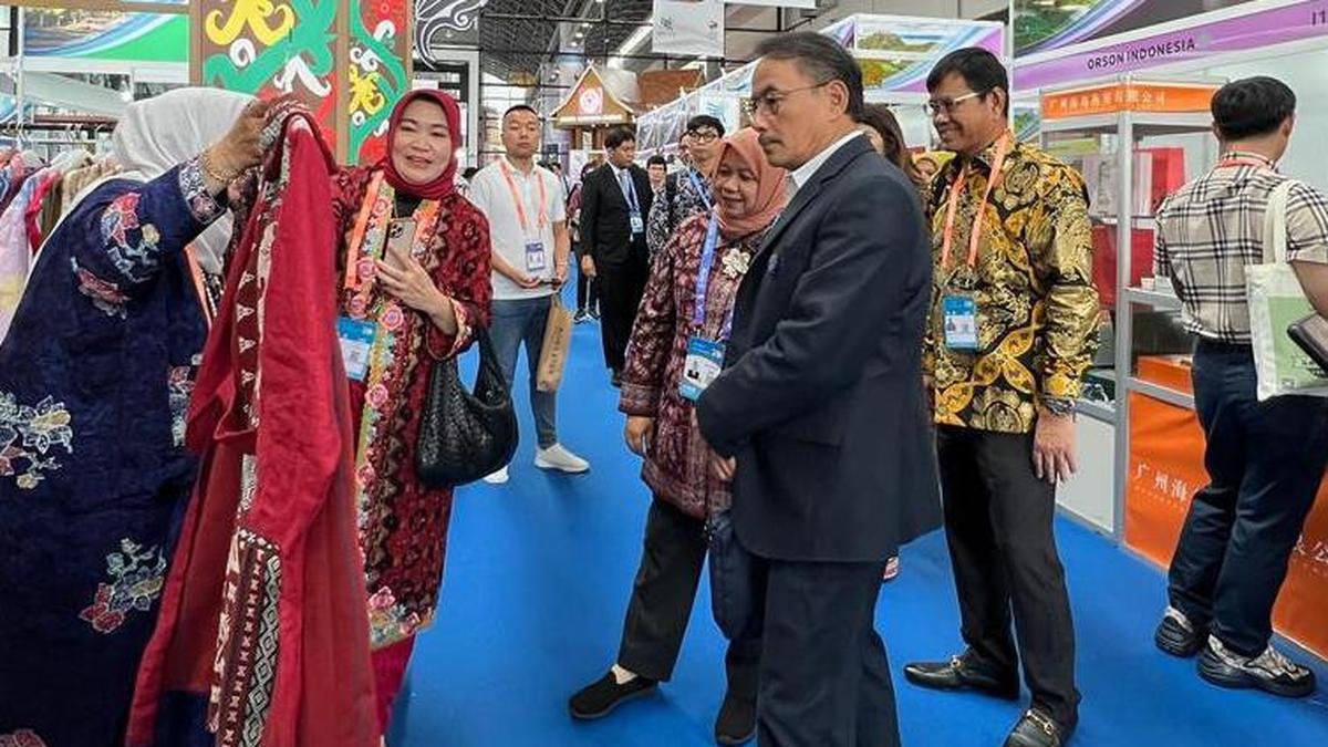 Batik Karya Anna Maghdalena Tarik Perhatian Pengunjung China-ASEAN Expo ...