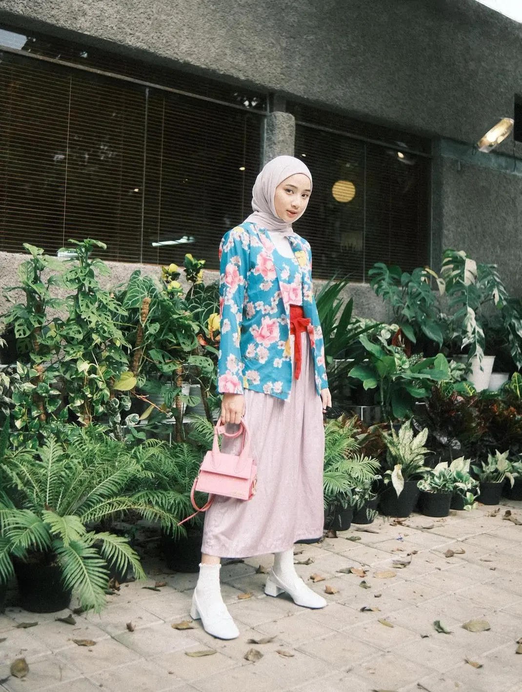 8 Ide OOTD Kasual Pakai Kebaya dari Yuki Kato hingga Tissa Biani - Photo Fimela.com