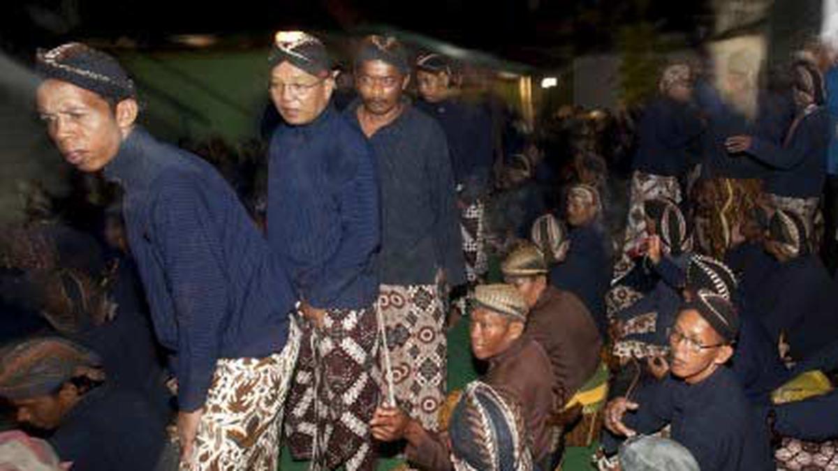 Puluhan abdi dalem Keraton Ngayogyakarta melakukan ziarah ke makam Sri Sultan Hamengku Buwono ...