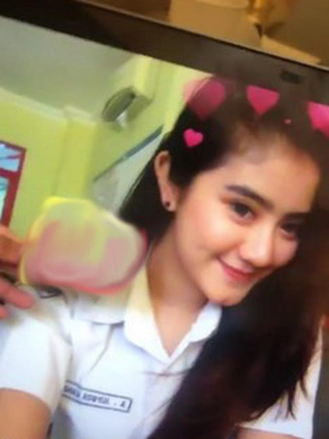 6 Potret Transformasi Ghea Youbi, Gayanya saat SMA Curi Perhatian - Hot ...