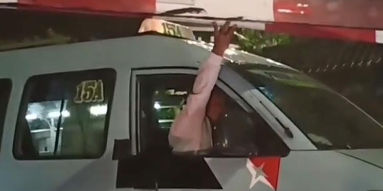 Nekat, Sopir Angkot Angkat Palang dan Terobos Perlintasan Kereta Api ...