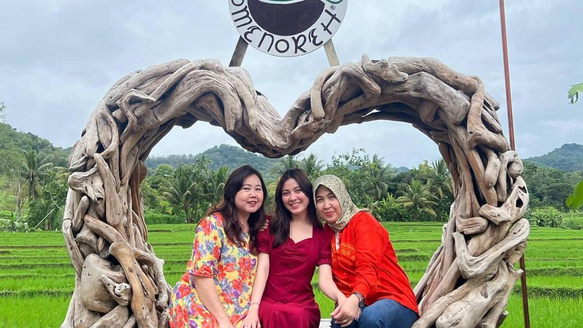 Usai Jalani Wisuda, Ini Potret Seru Liburan Keluarga Haviza Devi Anjani ...