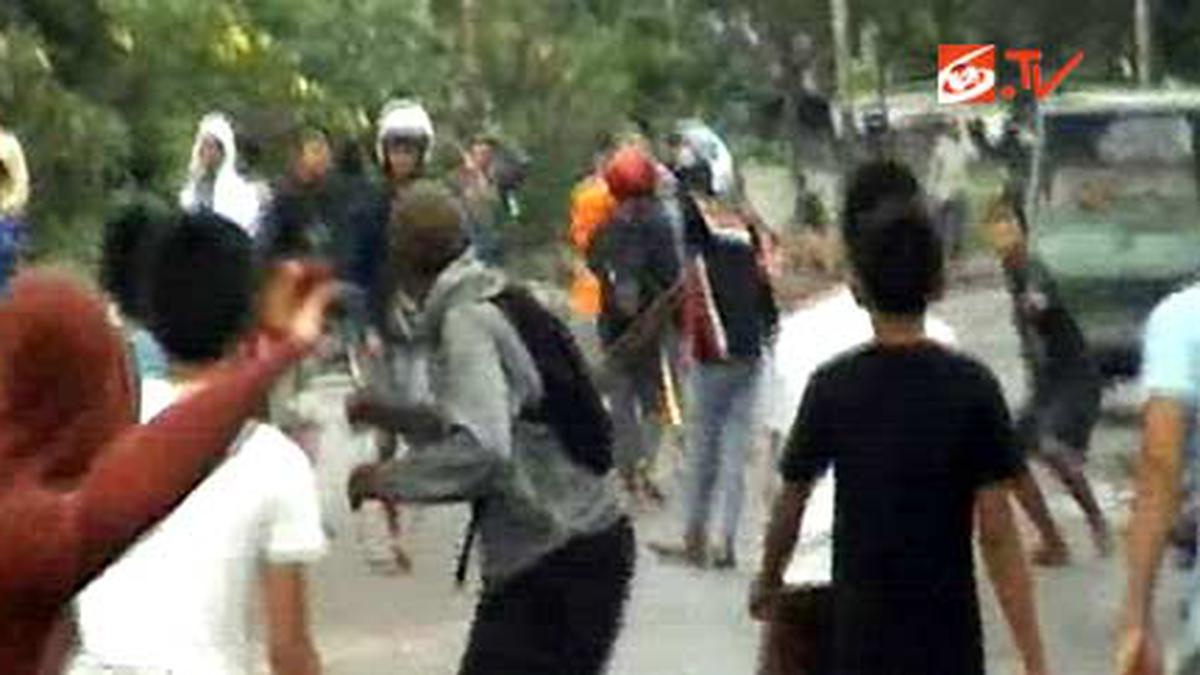 The Jak dan Pendukung Persita Bentrok - Bola Liputan6.com