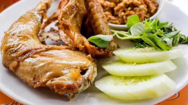 Nikmatnya Ayam Goreng ala Mbah Cemplung - Lifestyle Liputan6.com