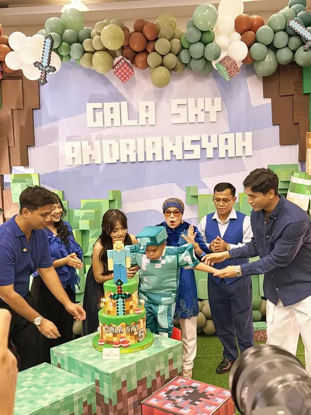 Intip Detail Dress Hitam Fuji An di Pesta Ultah Gala Sky, Feminin Bak ...