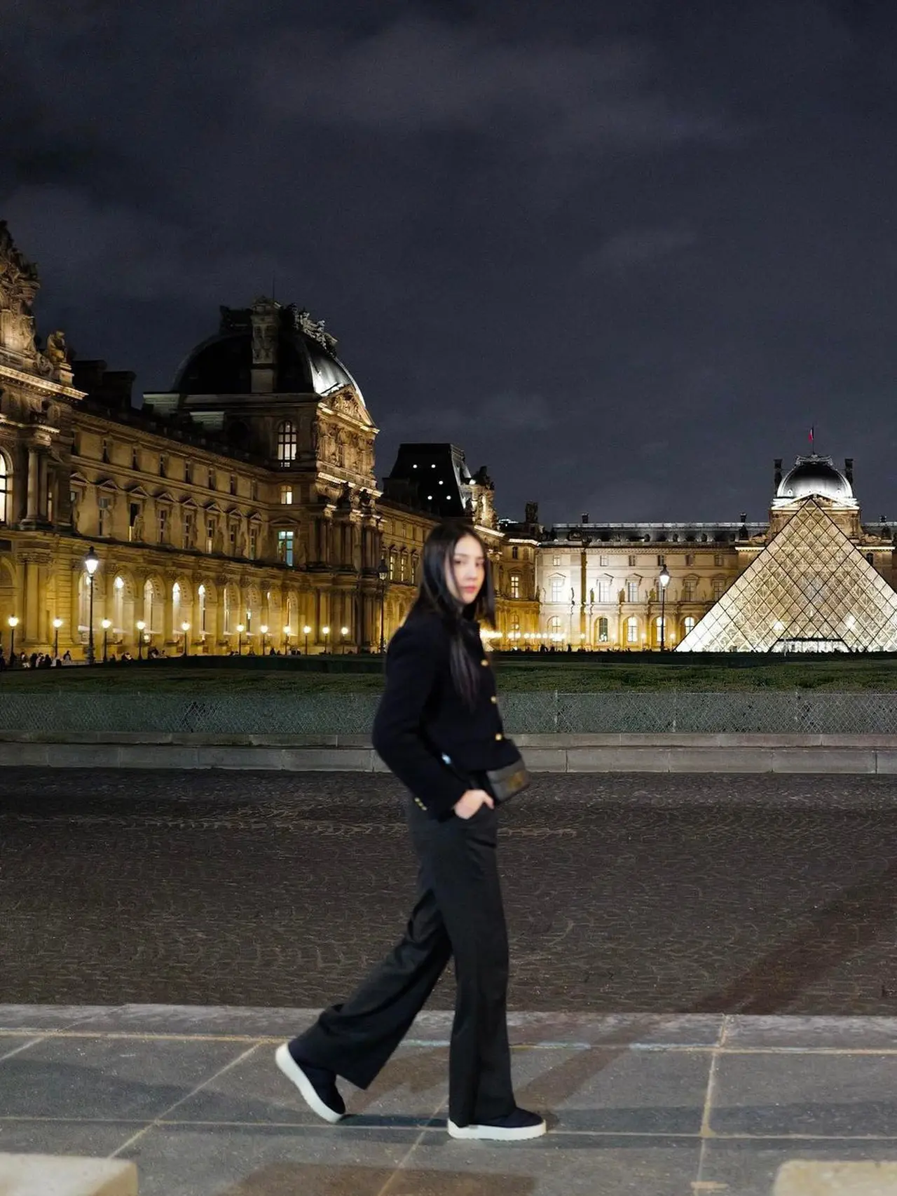 6 Potret Adu Gaya Outfit Hitam di Paris dari Anya Geraldine dan ...