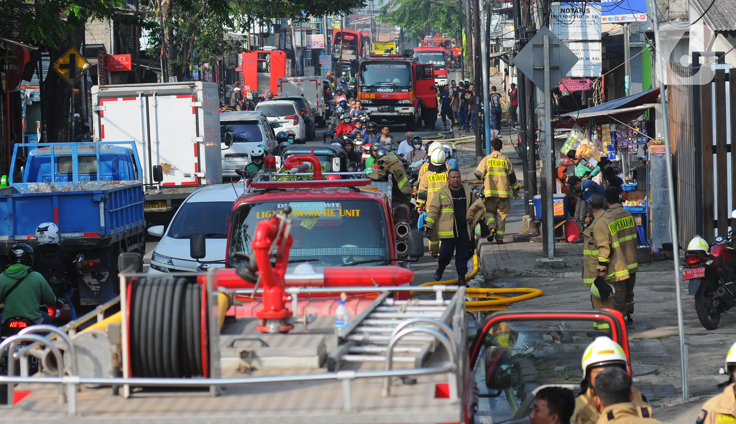 Proses Pemadaman Kebakaran Gudang Tripleks di Duren Sawit - Foto Liputan6.com