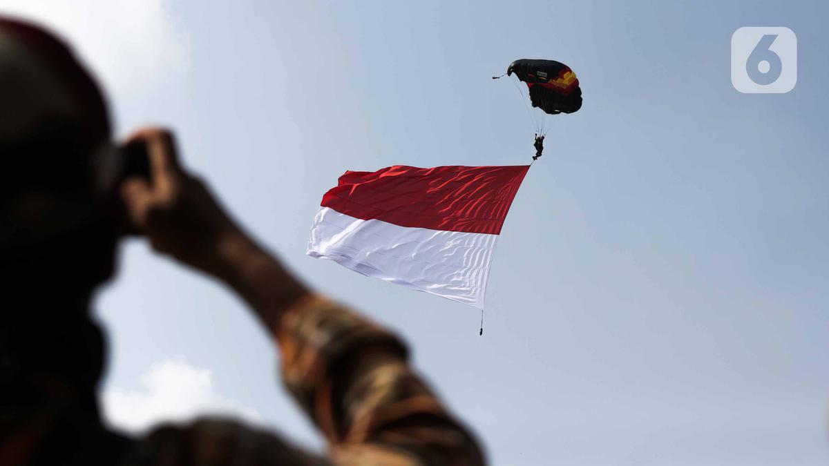 FOTO: Atraksi Terjun Payung Meriahkan HUT ke-69 Polairud - Foto ...