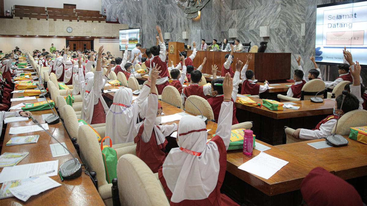 Mengenal Dunia Politik Sejak Dini, Puluhan Siswa SDIT Kunjungi Komplek ...