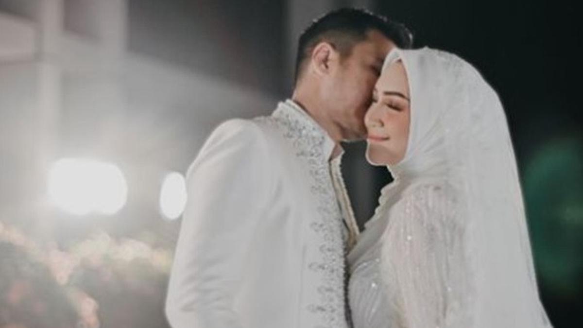 Anggun Elegan, Melody Prima Resmi Menikah dengan Ilham Akbar Prawira dalam Balutan Gaun Tertutup ...