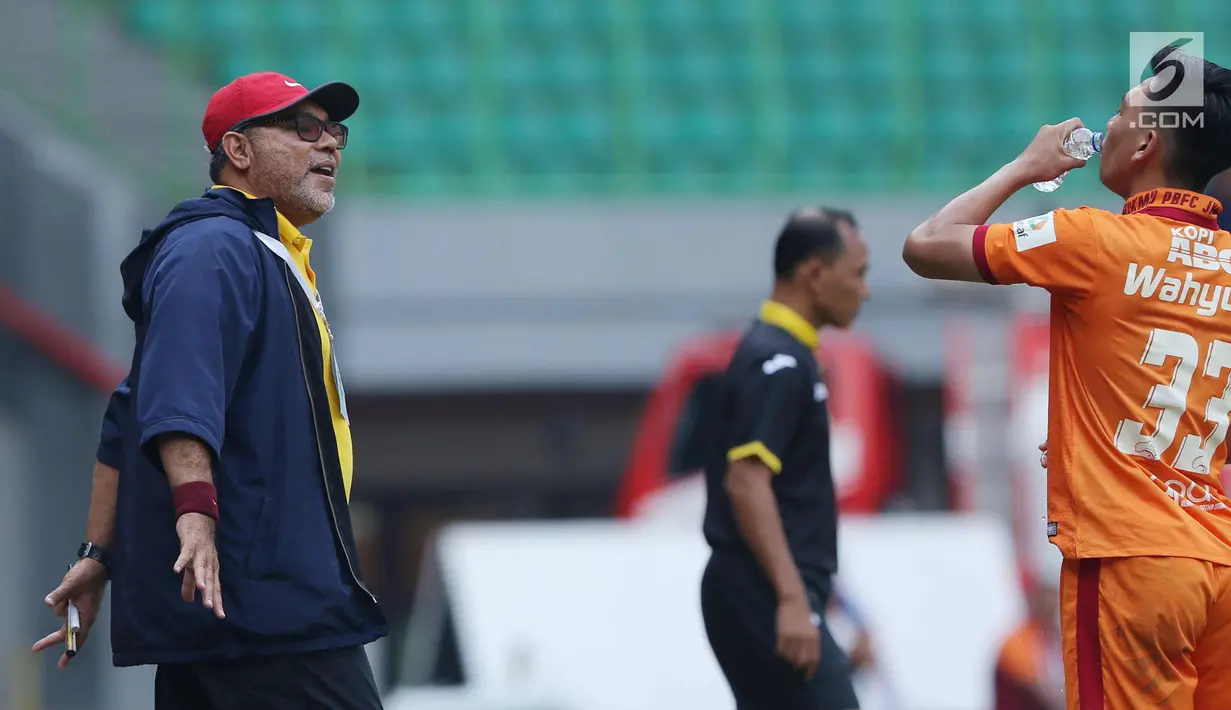 Photo Iwan Setiawan Pelatih Kontroversial Di Indonesia Foto