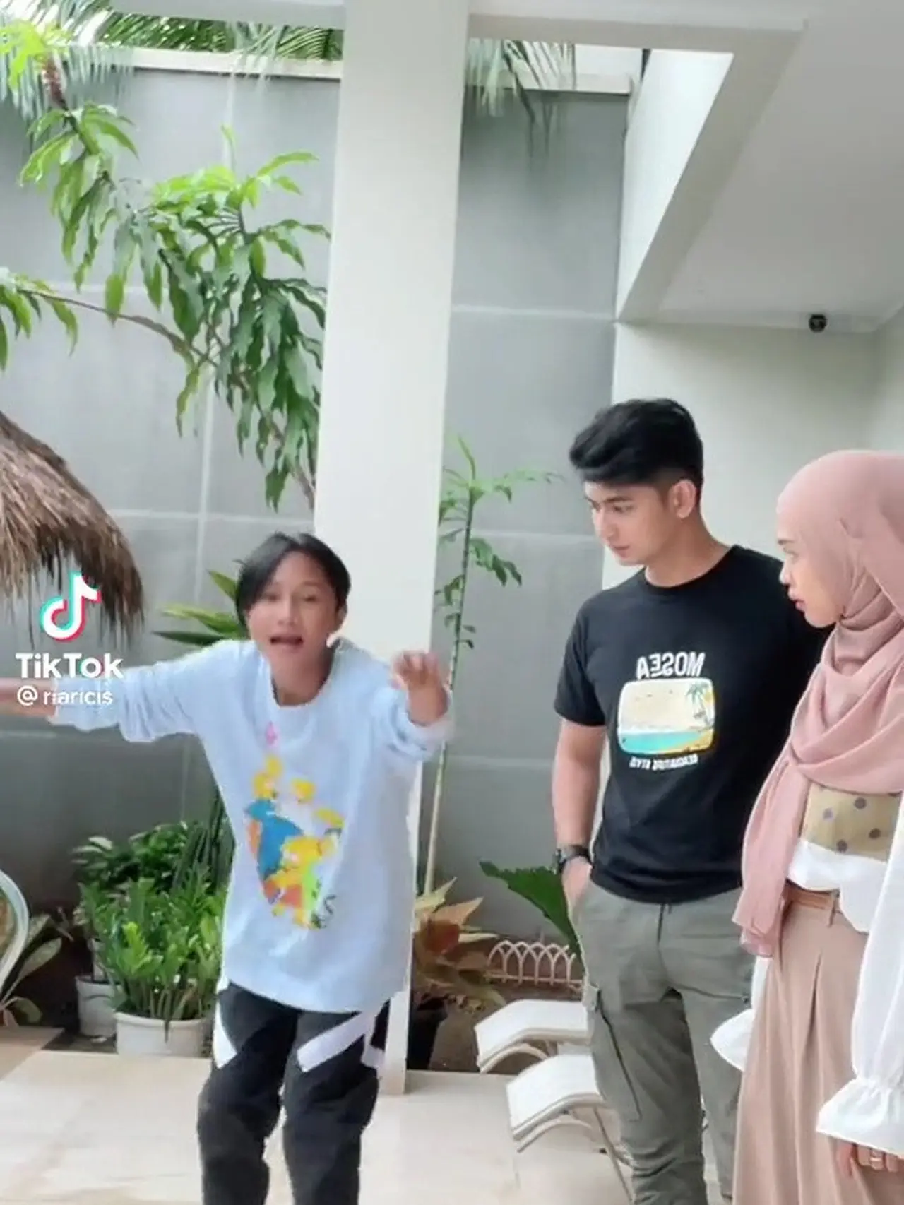 6 Potret Fajar Sad Boy Joget Sambil Tersenyum, Disebut Sudah Move On ...