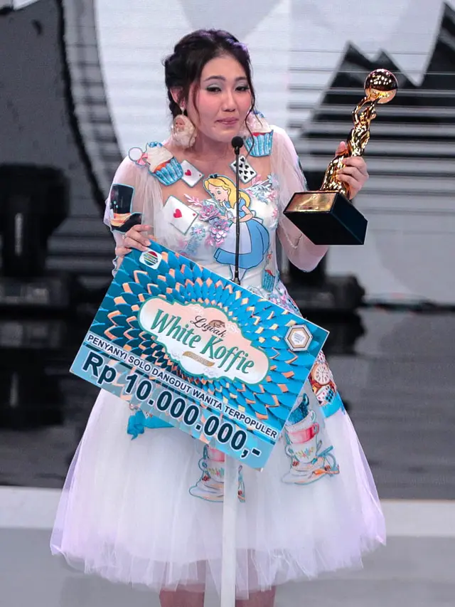 Via Vallen Raih Penghargaan Penyanyi Dangdut Terpopuler 2018 - ShowBiz ...