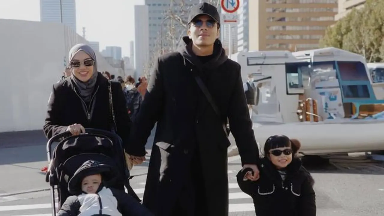 7 Potret Keseruan Kelurga Aurel dan Atta Liburan ke Jepang, Outfit ...