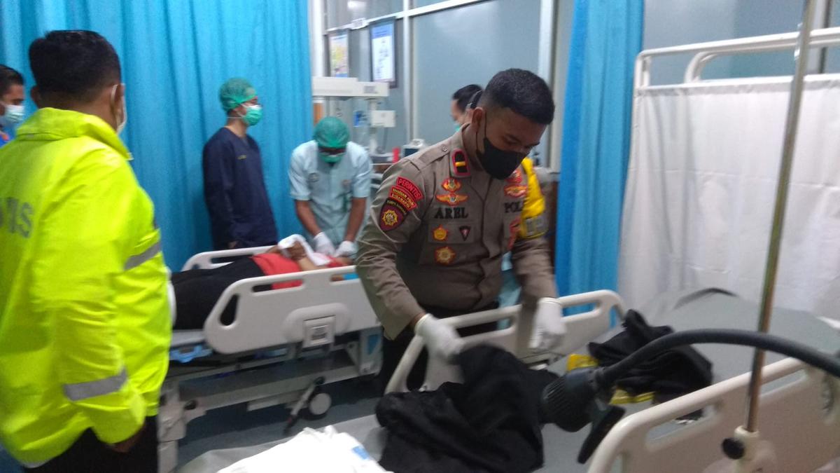 Kesigapan Anggota Danton Dalmas Polda Jateng Menolong Korban Kecelakaan - News Liputan6.com