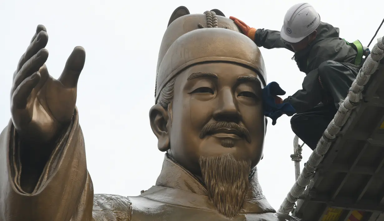 FOTO: Membersihkan Patung Raja Sejong dan Laksamana Yi di Seoul - Foto ...