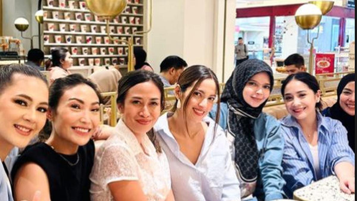 Gaya Kompak Geng Cendol Kenakan Outfit Biru dengan Formasi Lebih ...