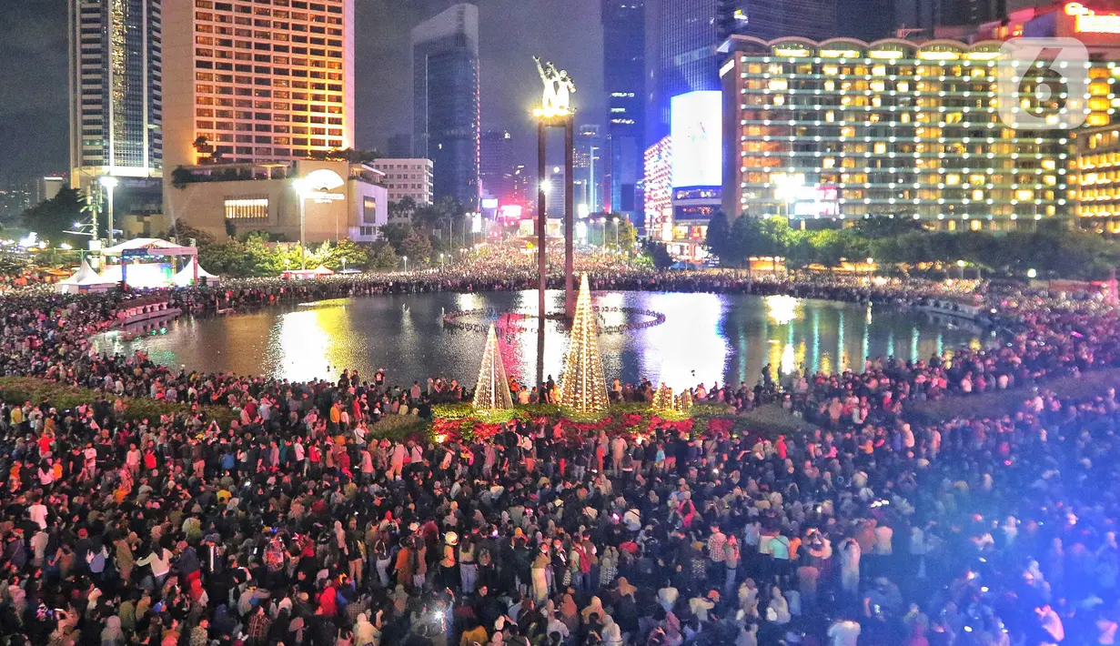 Rayakan Tahun Baru, Ribuan Warga Tumpah Ruah Padati Kawasan Bundaran HI - Foto Liputan6.com