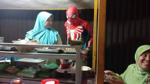 6 Potret Spider-Man Jajan di Pinggir Jalan Ini Bikin Ngakak - Hot ...