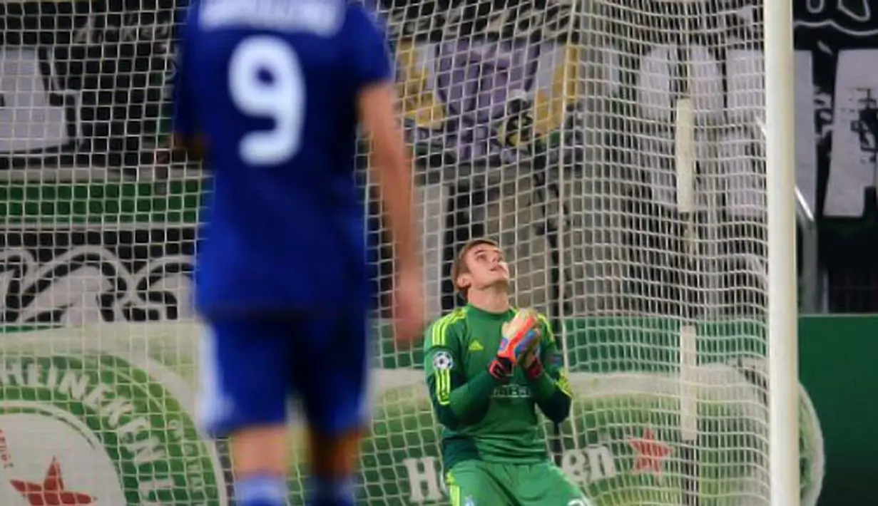 Ekspresi Kiper Dynamo Kiev setelah timnya menundukkan Moenchengladbach ...