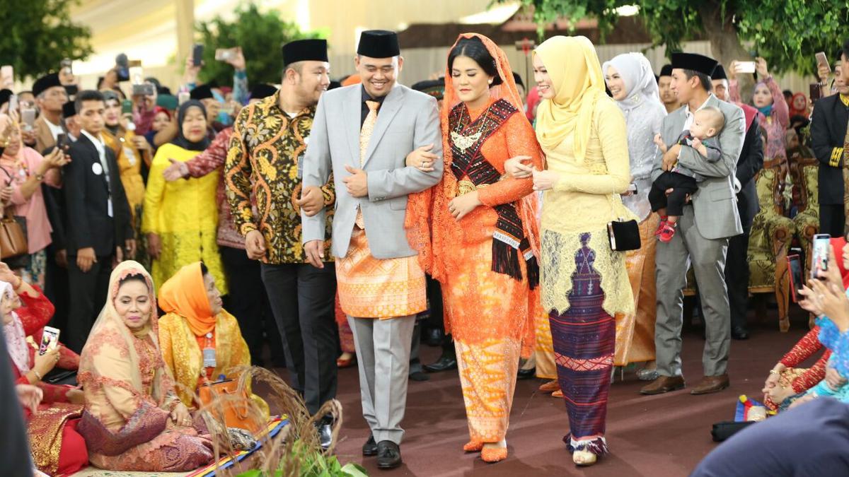 Suasana Prosesi Mangalo Alo Mora Kahiyang Ayu-Bobby Nasution - Photo ...