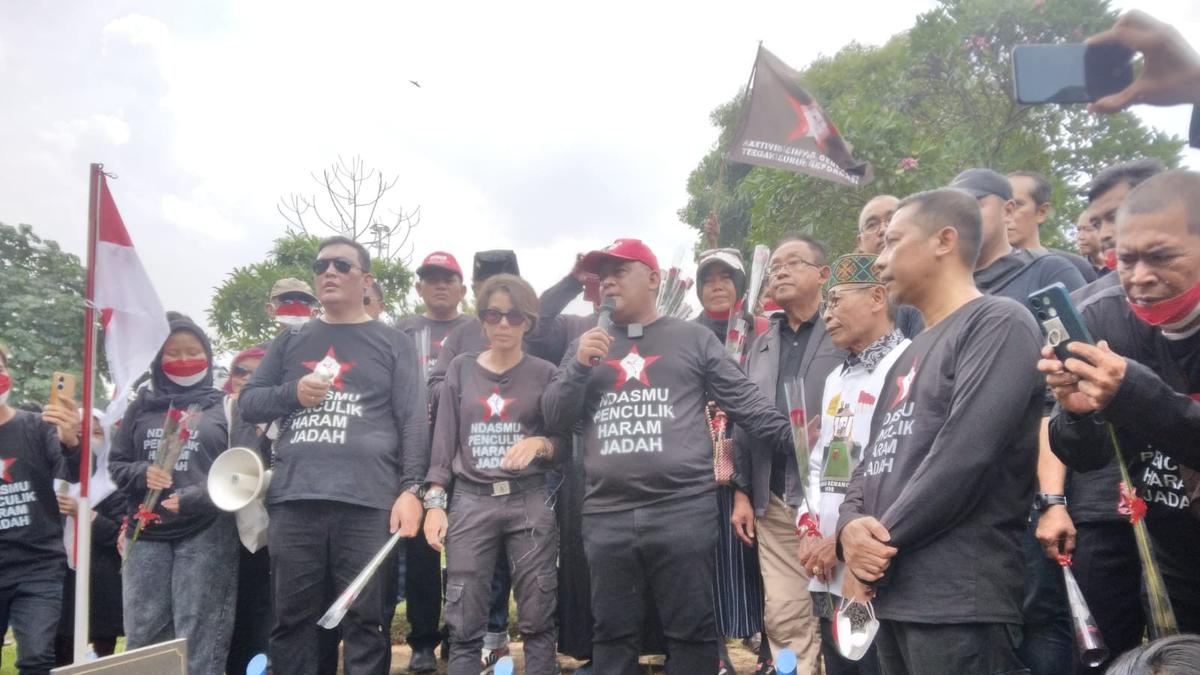 Benny Rhamdani Ikut Ziarah ke Makam Korban Tragedi Trisakti 98 Bareng ...