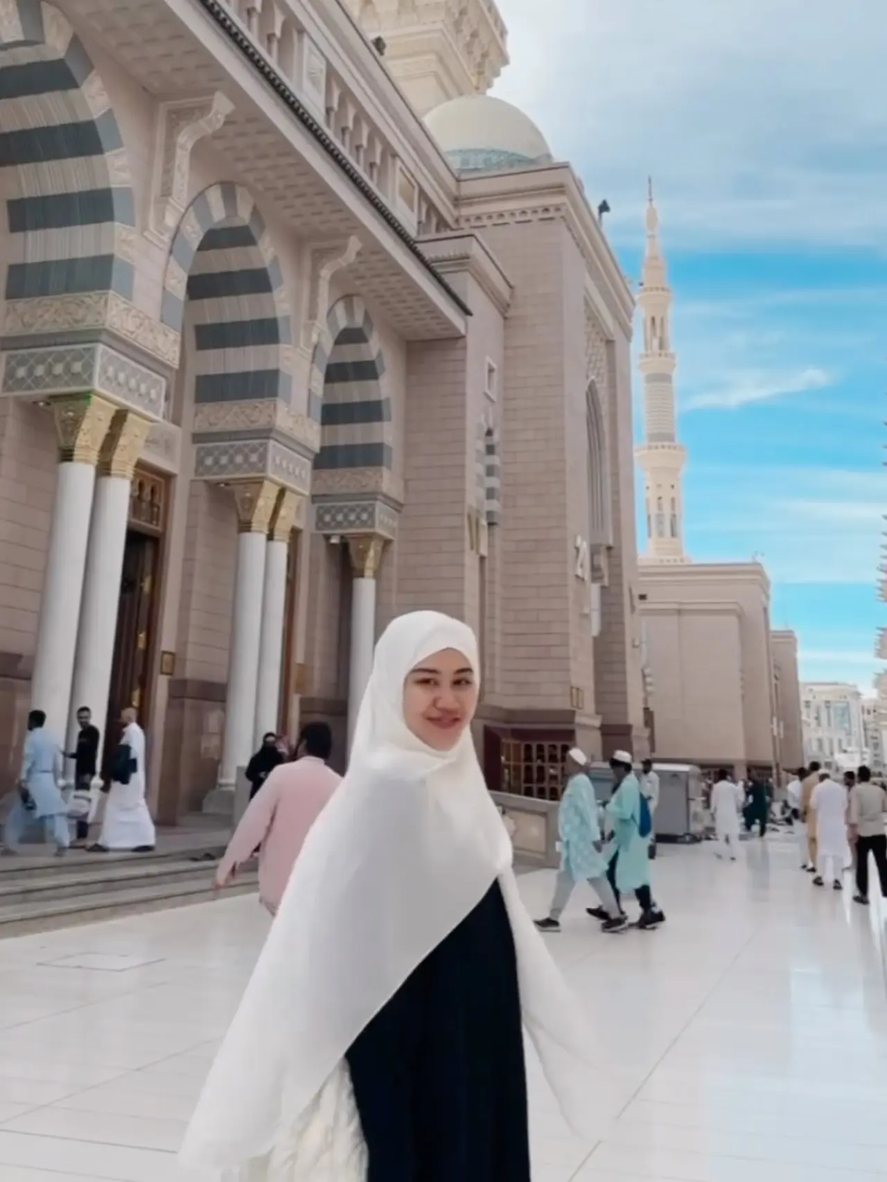 6 Potret Aaliyah Massaid di Masjid Nabawi Saat Umrah, Sebut Madinah Kota Favorit Selalu Bikin ...