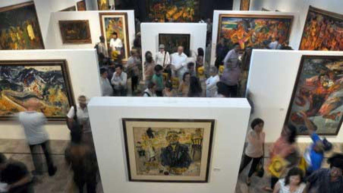 Sejumlah pengunjung menyaksikan lukisan yang dipamerkan pada pembukaan ...