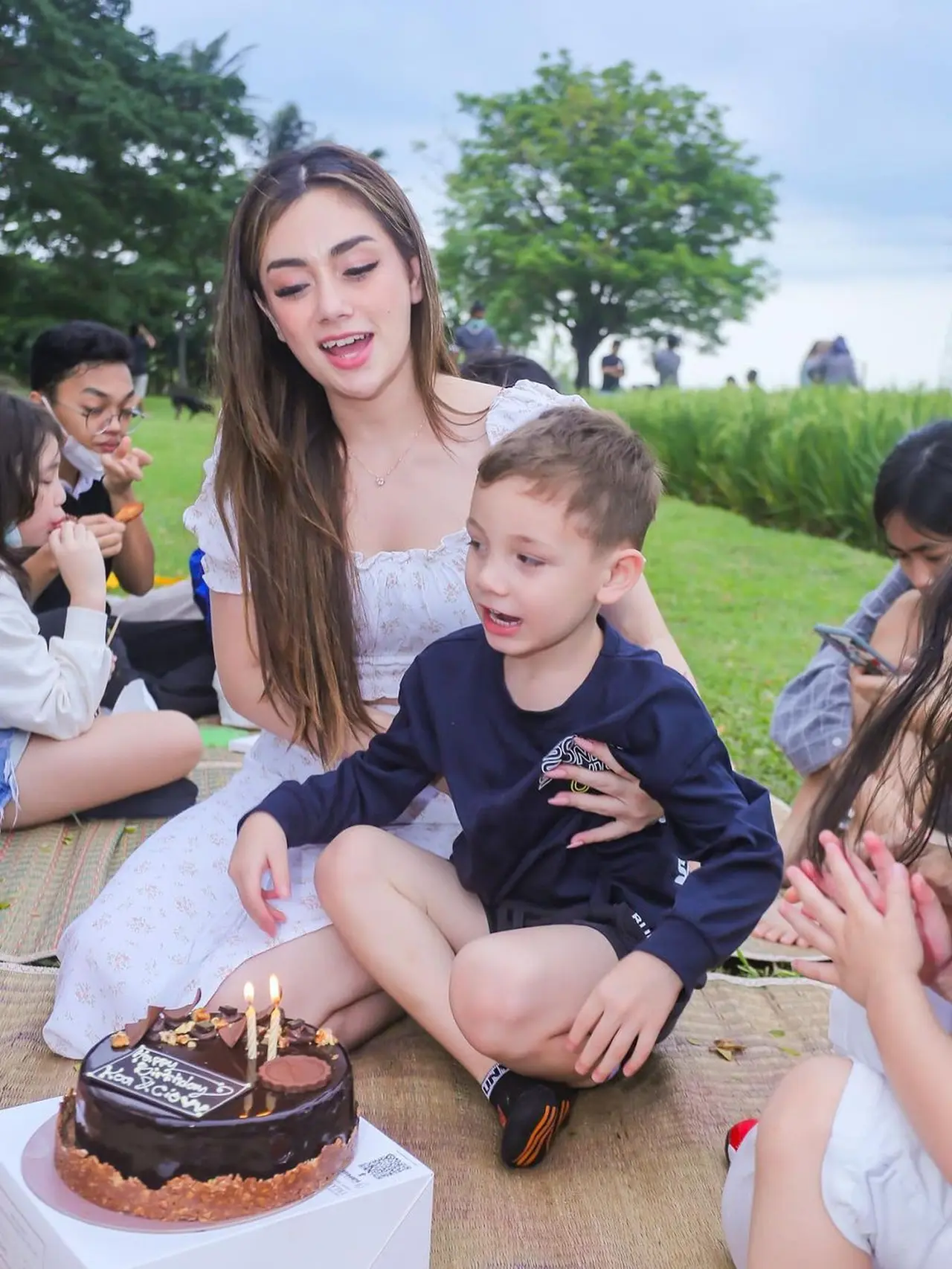 7 Potret Celine Evangelista Rayakan Ulang Tahun Anak, Seru di Pinggir Sawah - Hot Liputan6.com