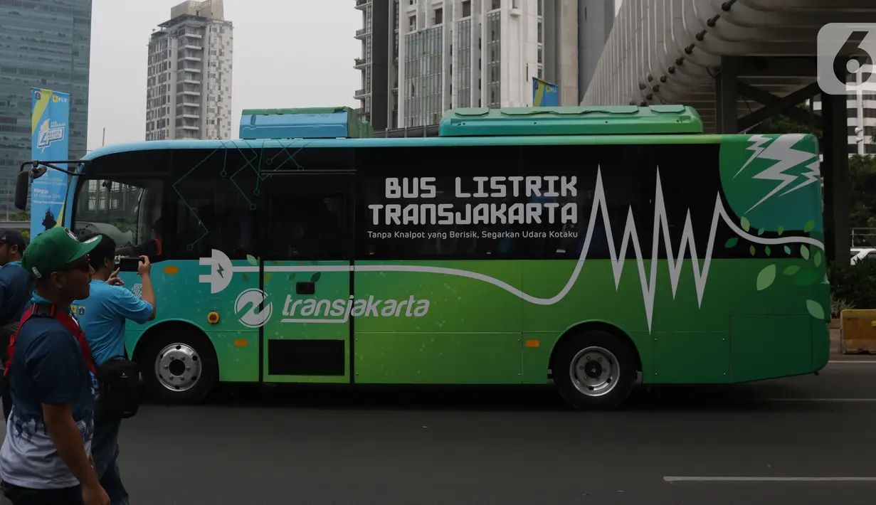 FOTO: Anies Pimpin Karnaval Kendaraan Listrik - Foto Liputan6.com