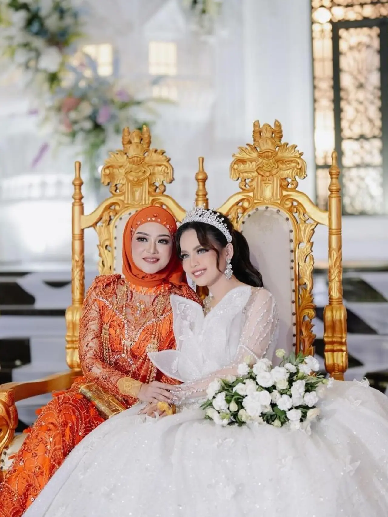 8 Potret Putri Isnari Bareng Tiga Ibu Mertua, Keluarga Crazy Rich Haji Alwi - Hot Liputan6.com