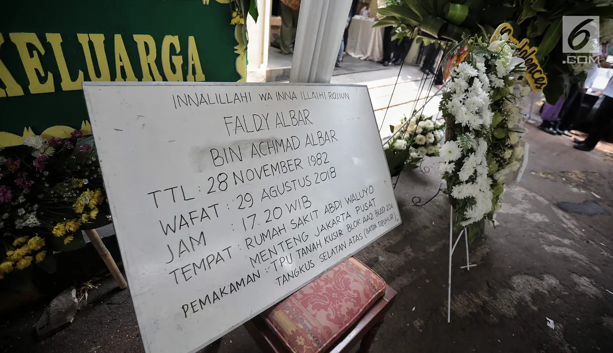 FOTO: Faldy Albar Meninggal, Fachri dan Achmad Albar Gotong Keranda ...