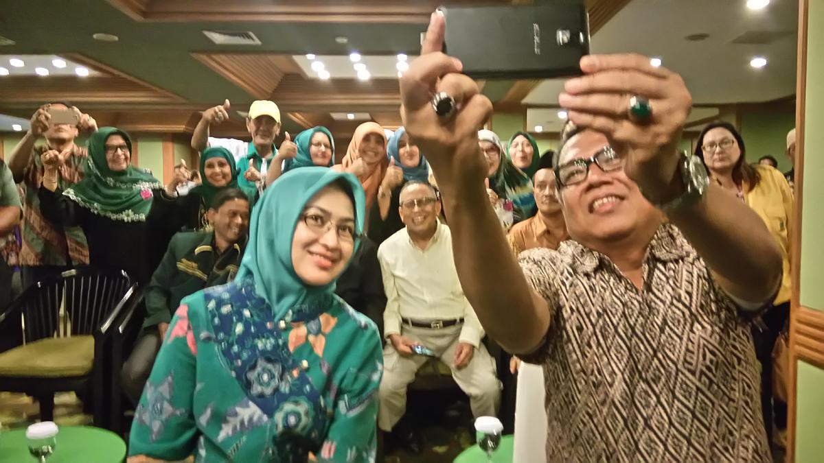 Jadi Wali Kota Tangsel, Airin Ditodong Selfie - Pemilu Liputan6.com