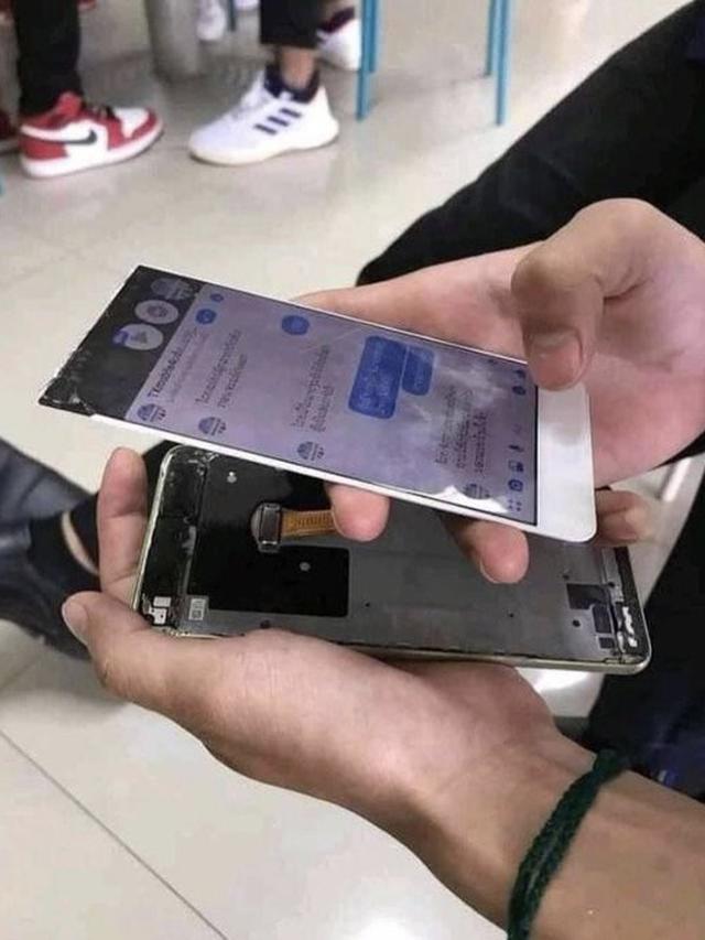 6 Potret Perjuangan Pakai HP Rusak Ini Penuh Liku-Liku, Ngenes Banget ...