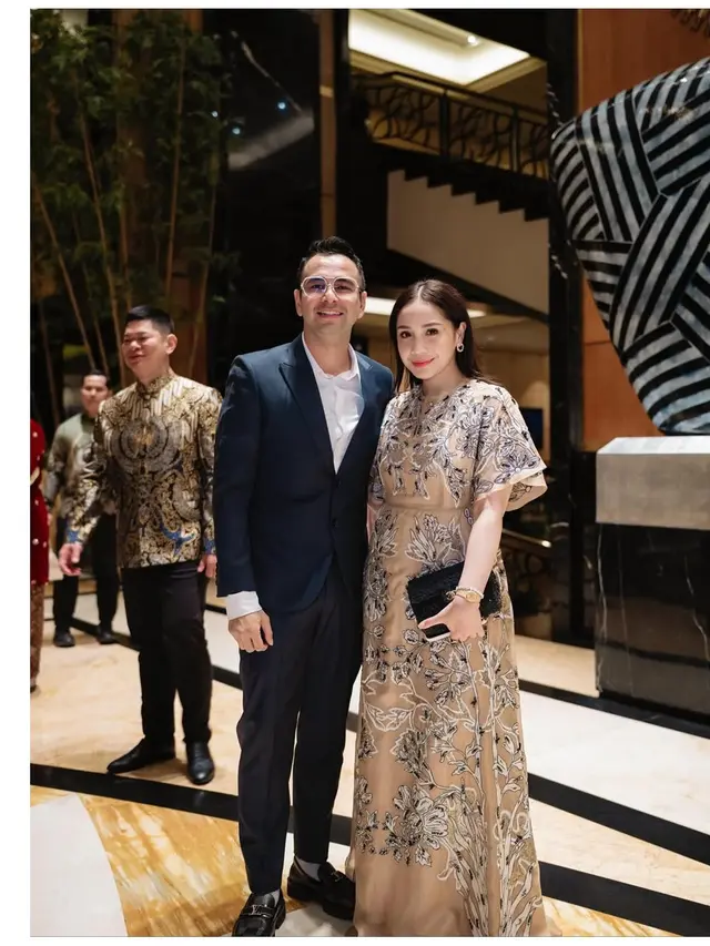6 Potret Outfit Kondangan Nagita Slavina di Oktober 2025, Gaun hingga ...