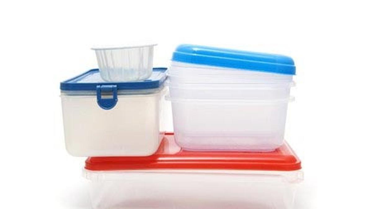 Wadah Plastik Penuh Noda? Berantas dengan Trik Berikut Ini