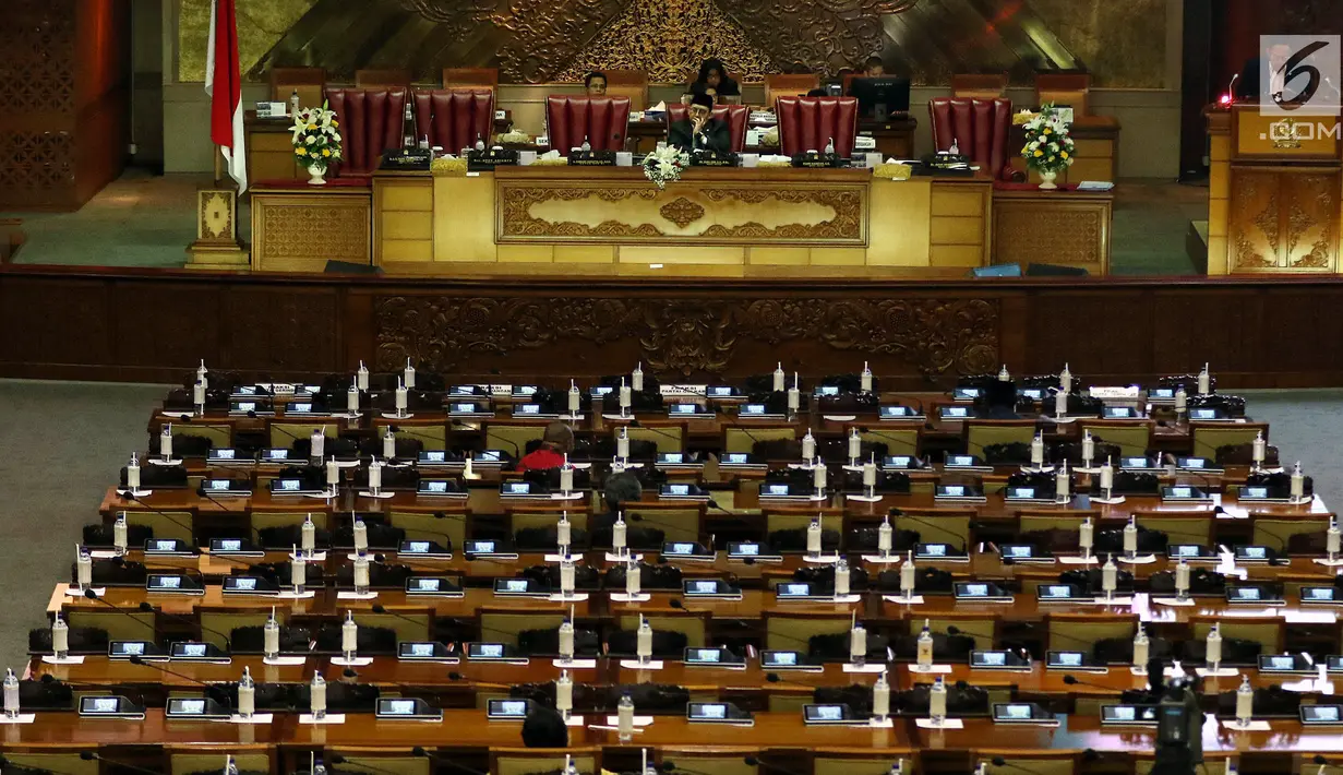 FOTO: Duduk di Antara Bangku Kosong saat Rapat Paripurna DPR - Foto ...